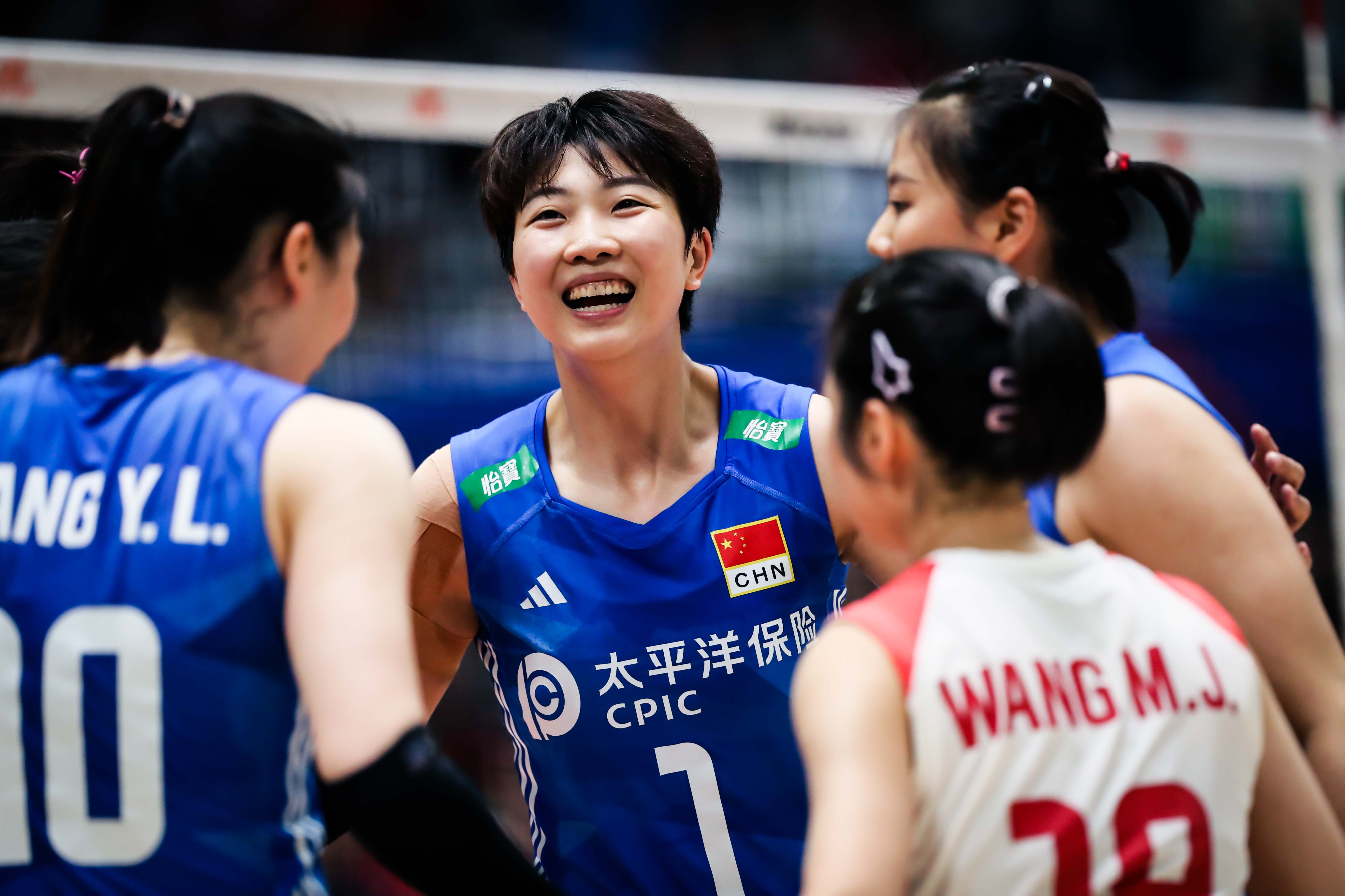 China stun Japan to finish week one unbeaten