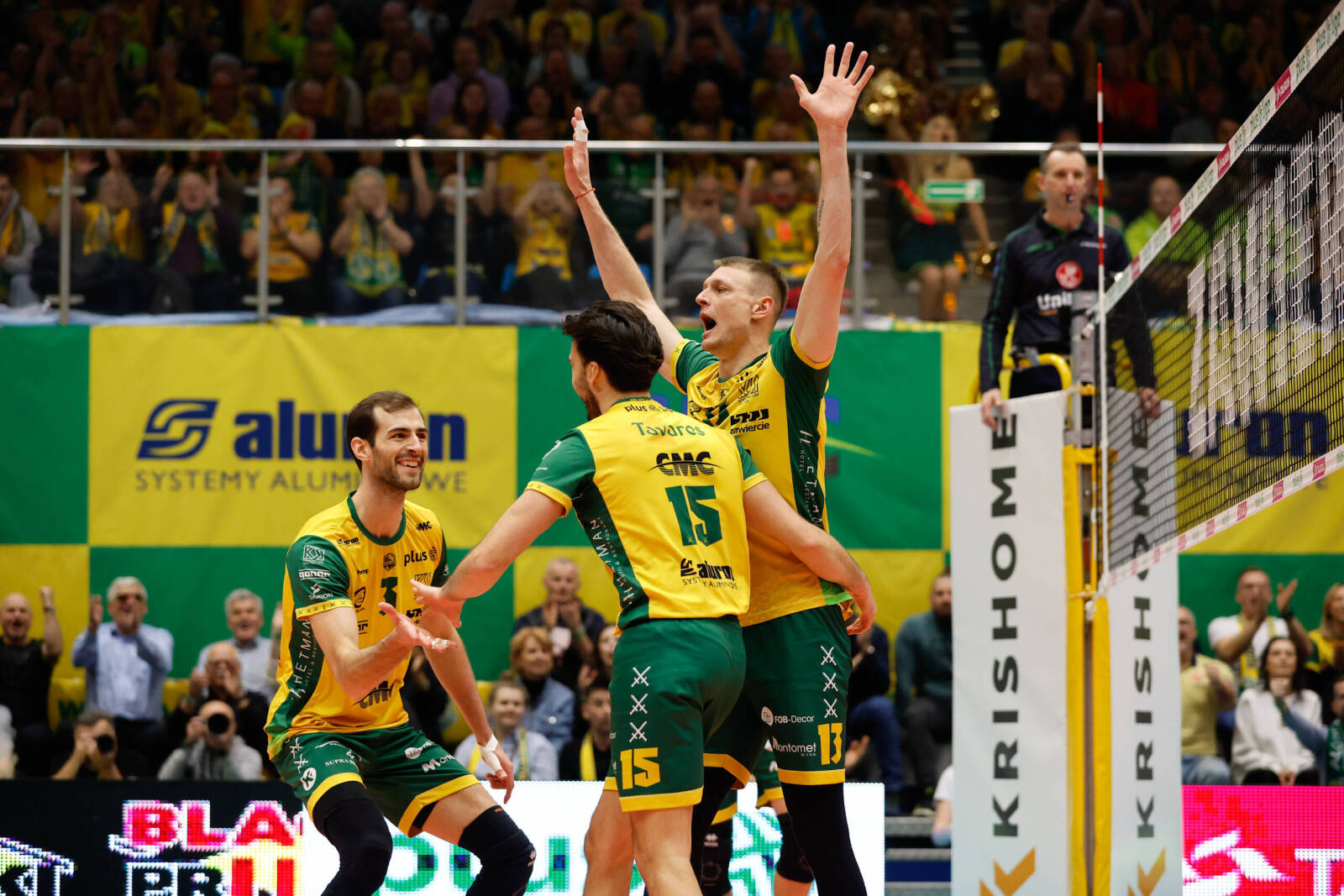 Aluron overtake Projekt after winning head-to-head clash