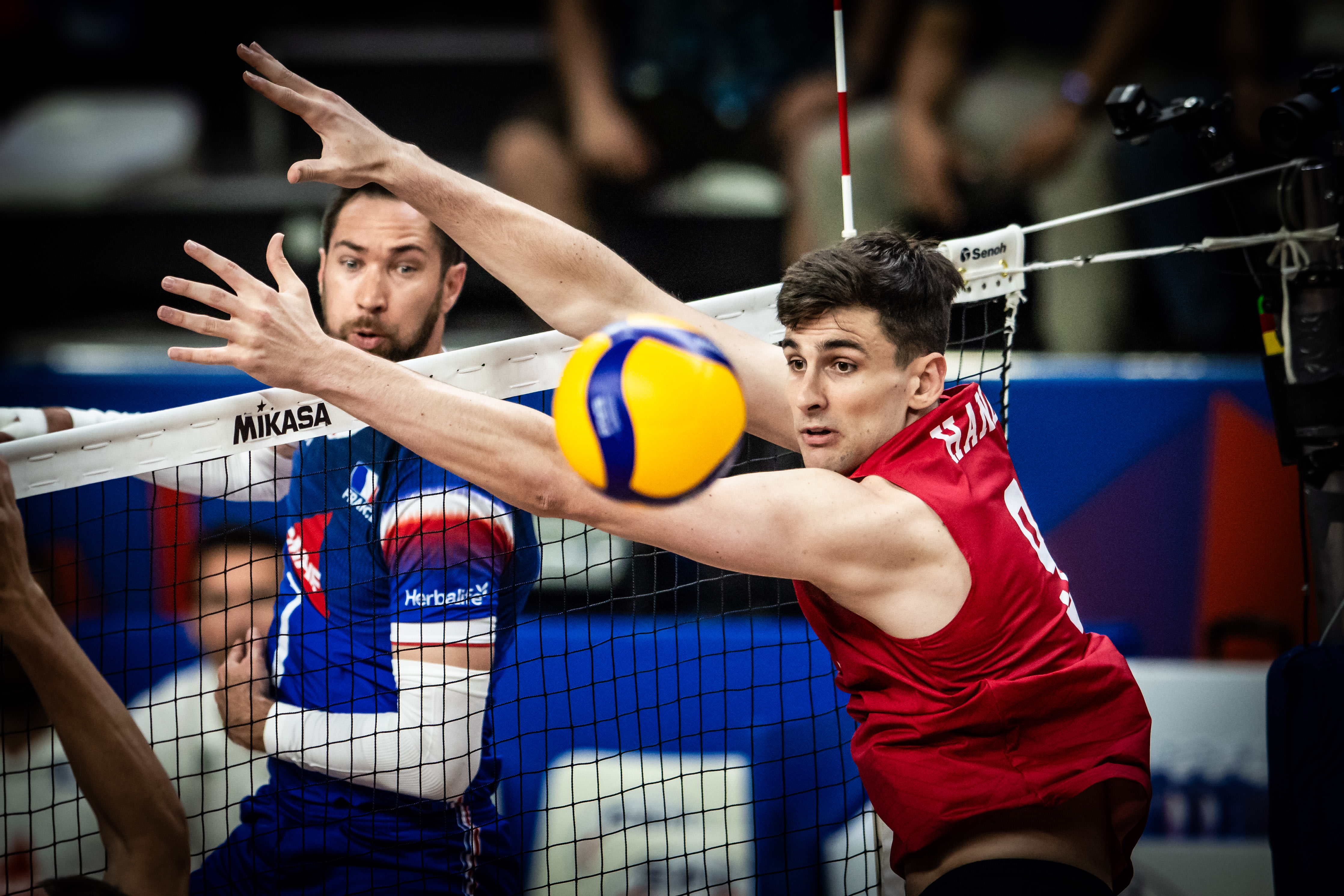 France bounce back with straight-set win over USA