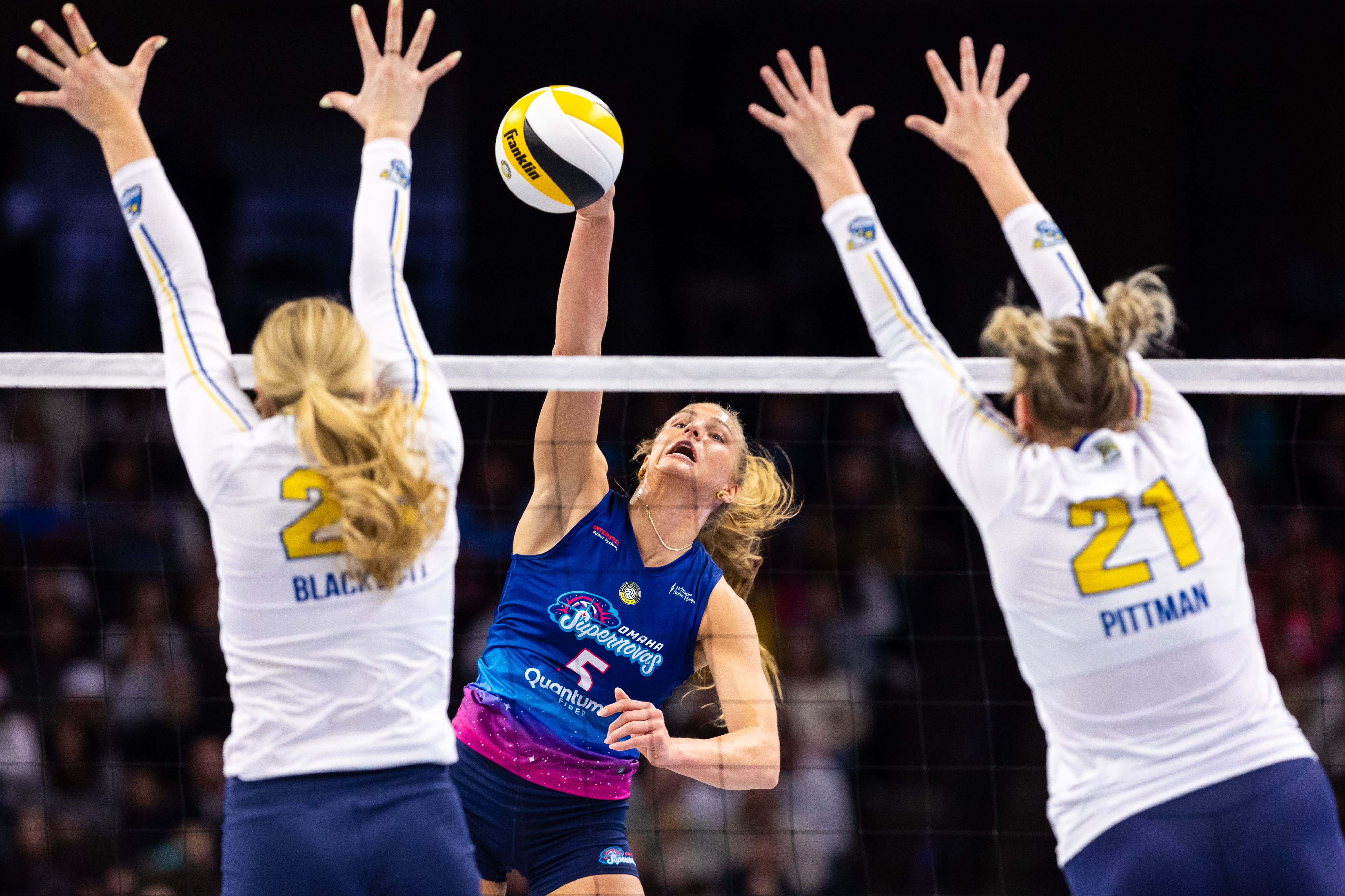 Supernovas try to continue in first place against the Mojo