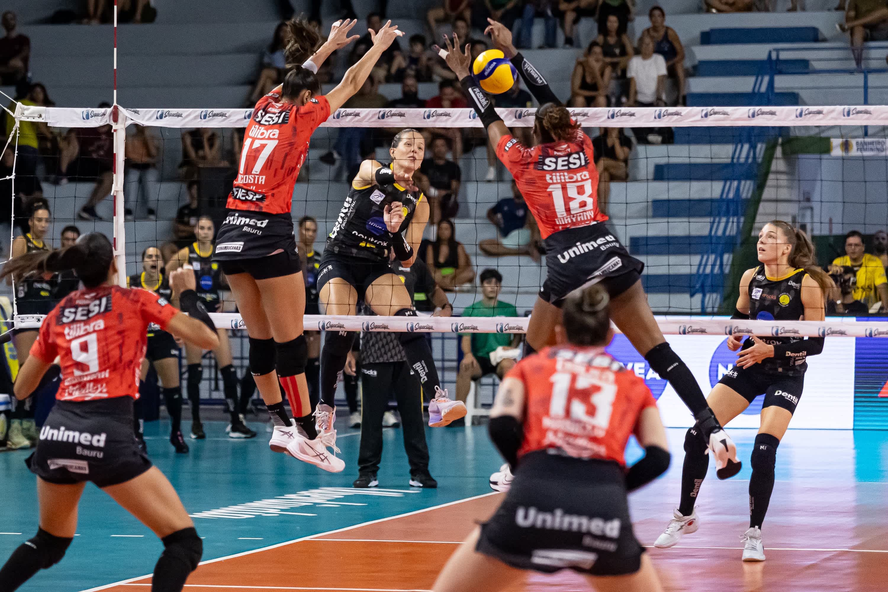 Praia e SESI iniciam duelo por uma vaga na final