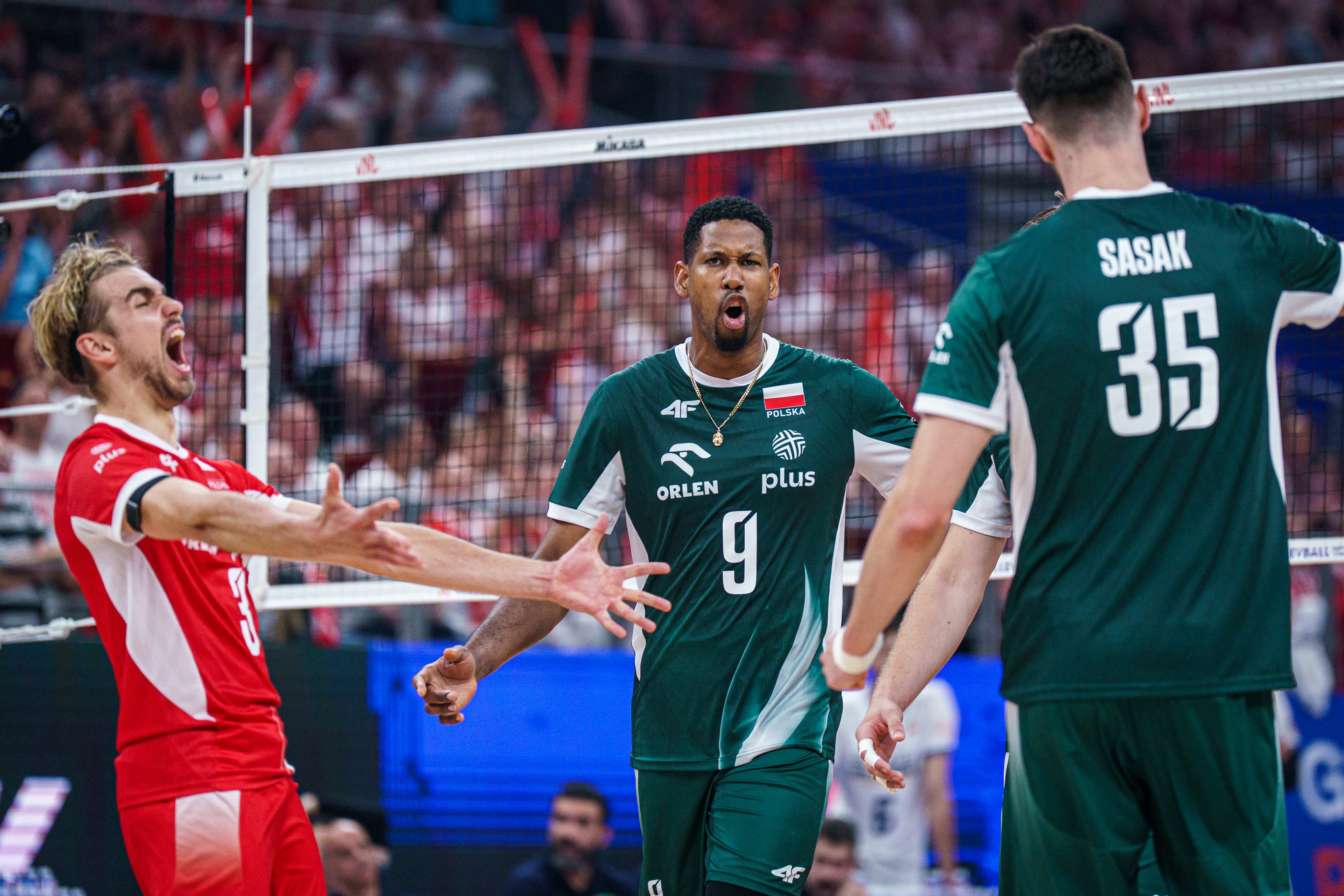Super sub Leon takes Poland to victory in first home match